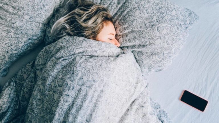 Schlafphasen einfach erklärt und was für optimalen Schlaf wichtig ist